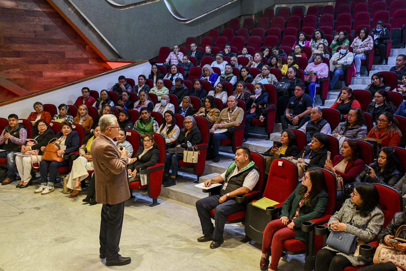 Suteymistas reciben apoyo total; otorgan becas escolares – Aquí y Allá