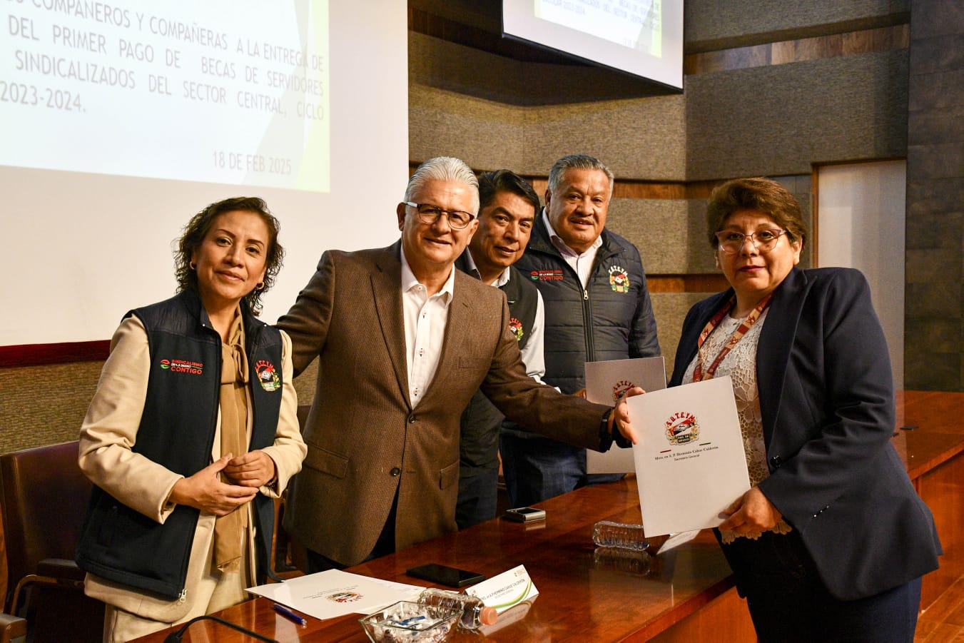 Suteymistas reciben apoyo total; otorgan becas escolares – Aquí y Allá