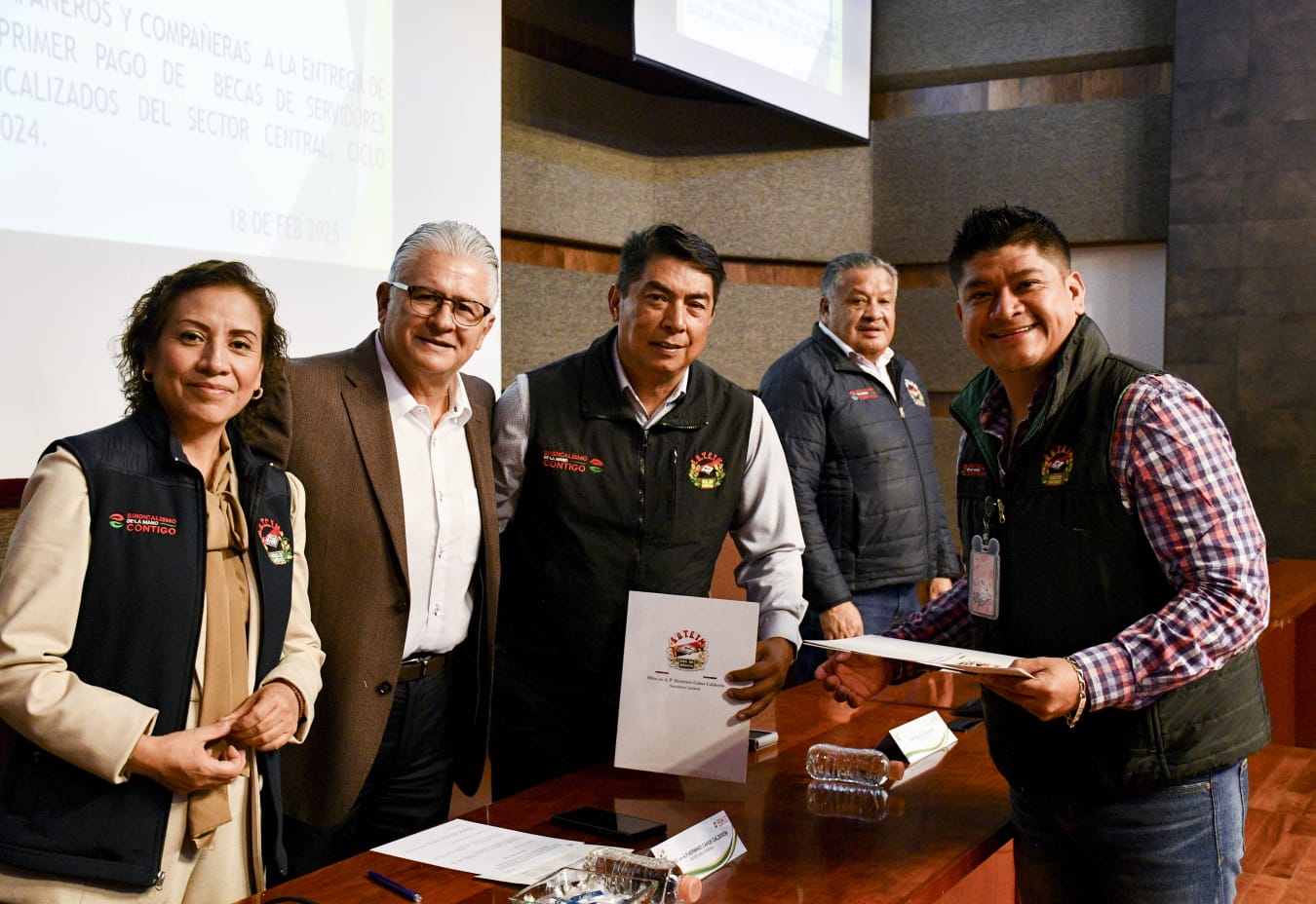 Suteymistas reciben apoyo total; otorgan becas escolares – Aquí y Allá ...